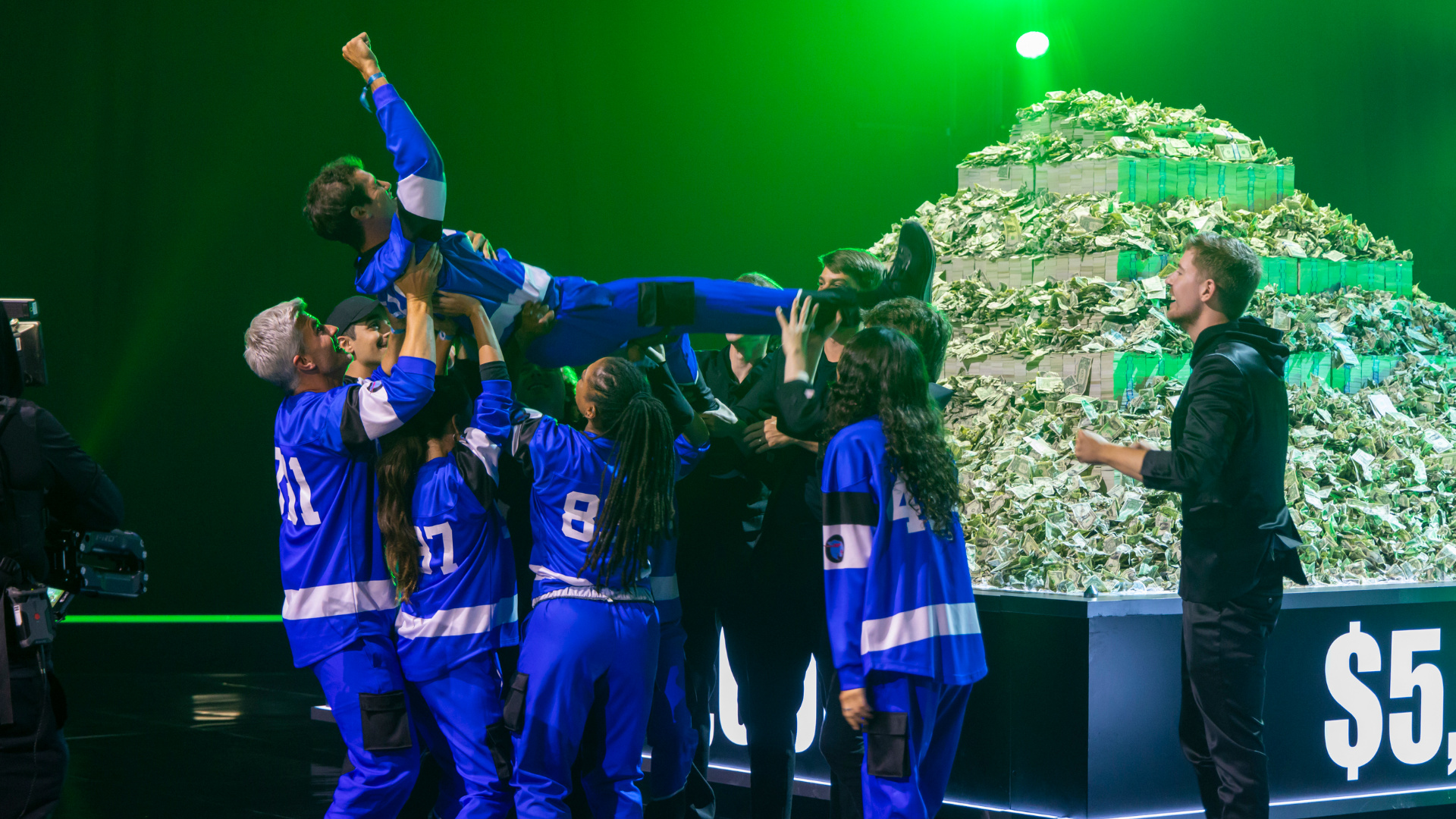 《野兽游戏》：合家欢还是金钱崇拜？